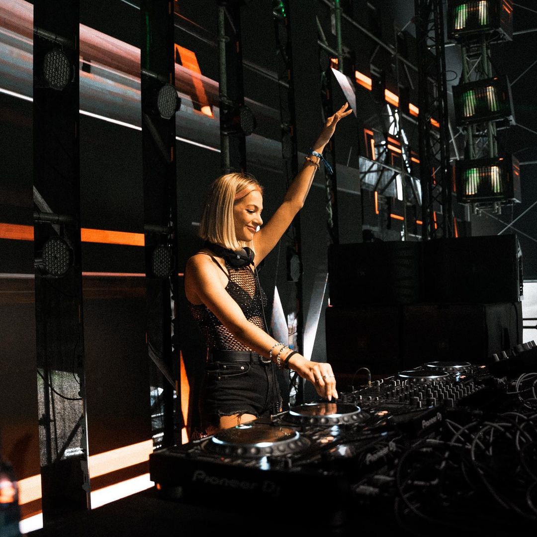 Vešča: La talentosa DJ argentina que deslumbró en el Caribe llega a ...